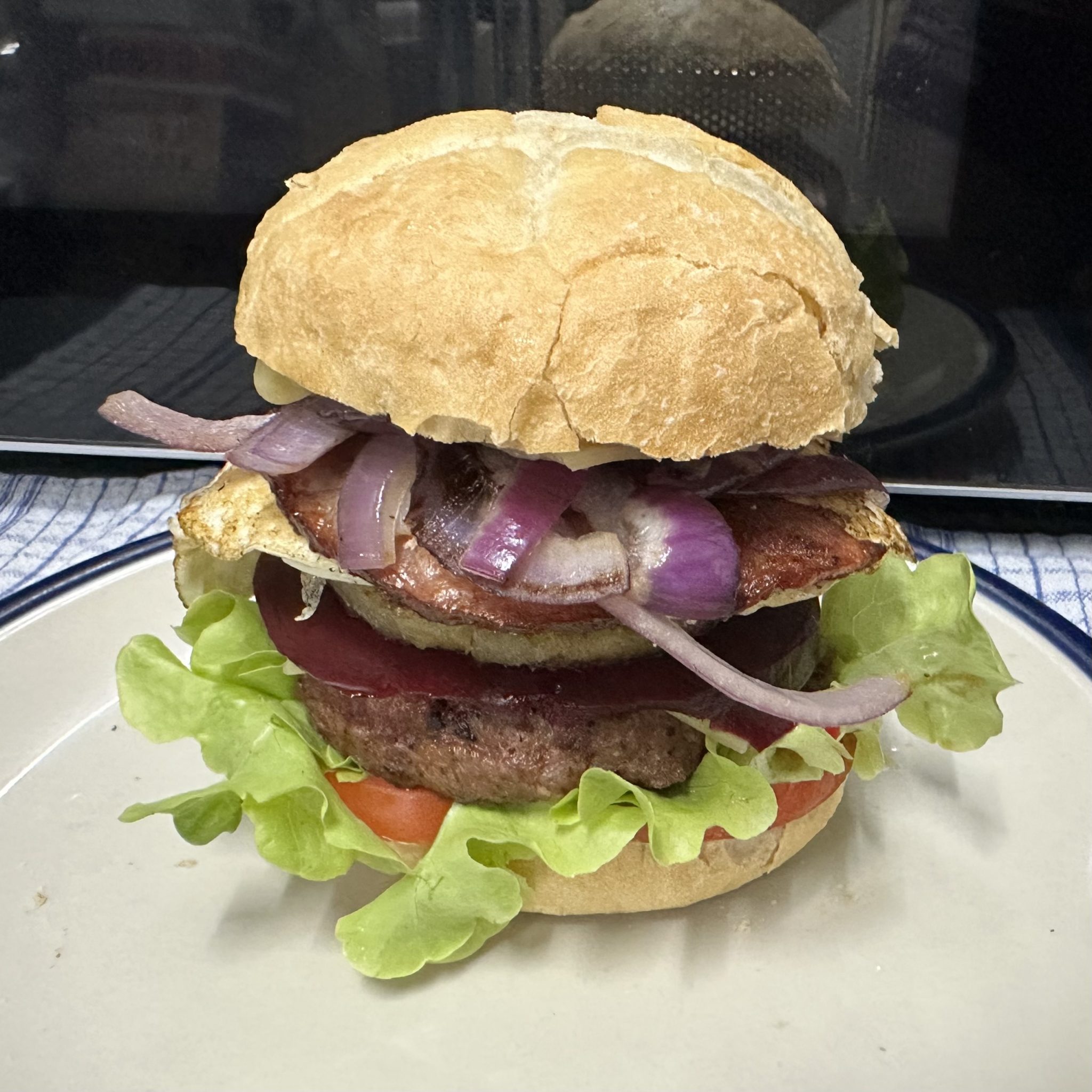 BUILD YOUR OWN BURGER ON OUR TEXT TOPIC TUESDAY!! – WION AM STEREO 1430